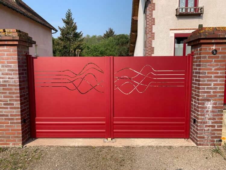 Pose d'un portail avec une superbe teinte rouge 3004 - Ligeron Fermetures